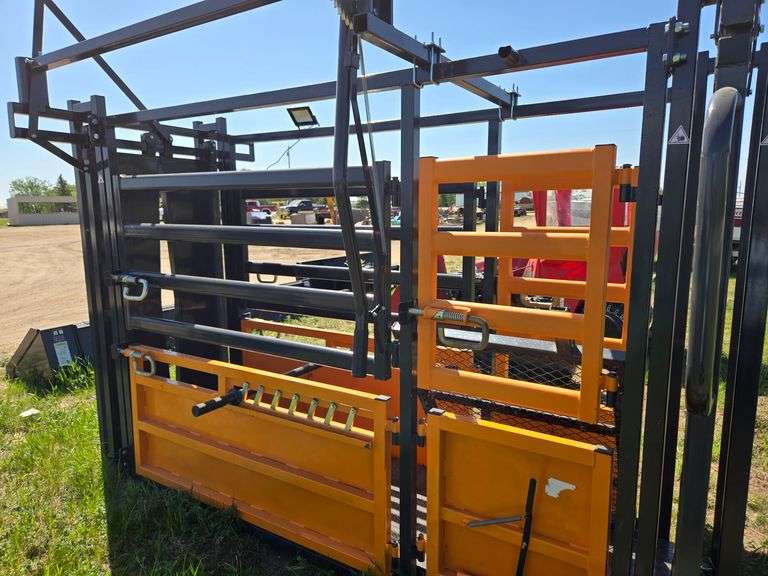 NEW MANUAL CATCH LIVESTOCK CHUTE WITH SCALE - Ziemer Hilbrands Auctions