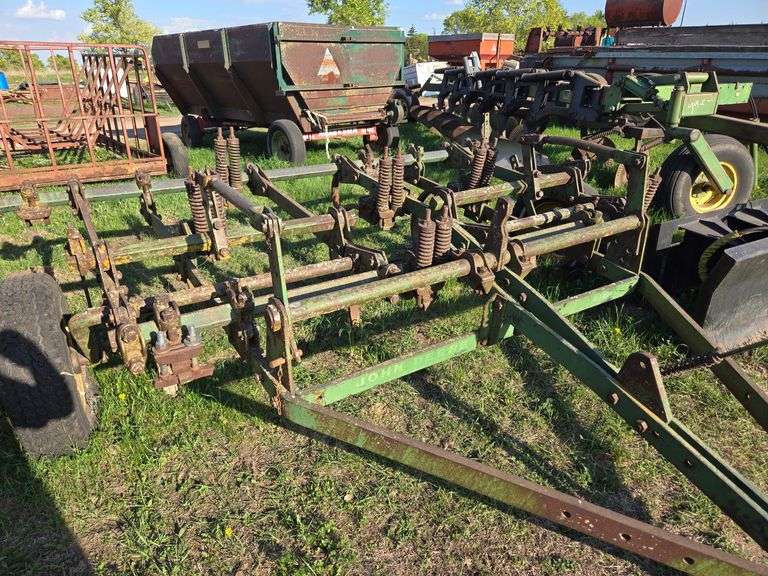 JOHN DEERE 10 FT PULL TYPE CHISEL PLOW - Ziemer Hilbrands Auctions