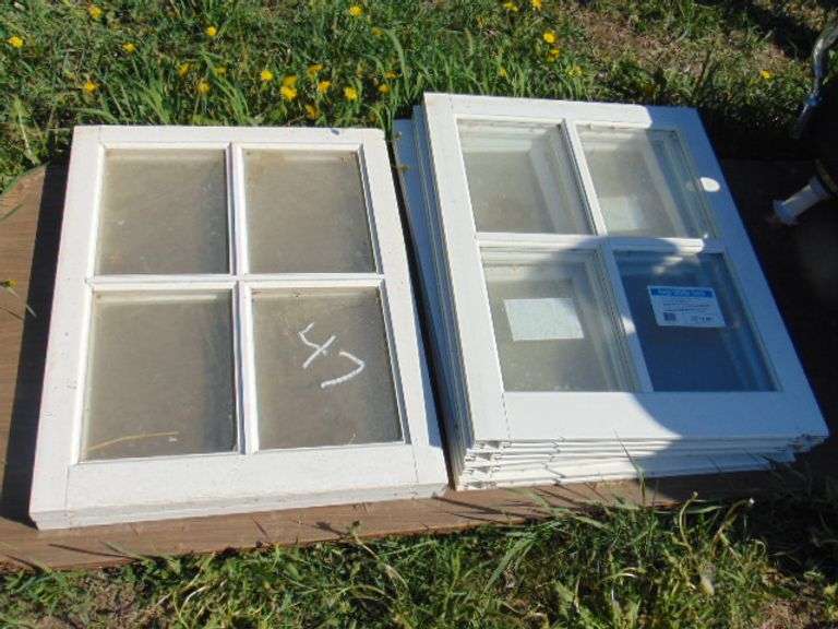 22" X 29" BARN WINDOWS 4 VINYL, 2 WOOD - Ziemer Hilbrands Auctions