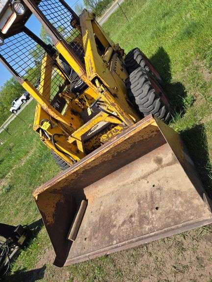 CASE 1737 SKID LOADER UNI LONDER 2800 HRS, 4 CYL, GAS ENGINE & MATERIAL ...