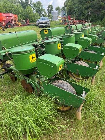 JOHN DEERE 1240 4 ROW 38" PLANTER W DRY FERT & GANDY BOXES - Ziemer ...
