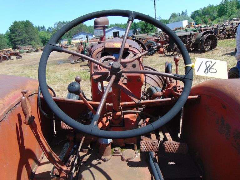 IH W400 DIESEL WF BARE BACK GOOD TIN MISSING 1 REAR TIRE #2505 - Ziemer ...